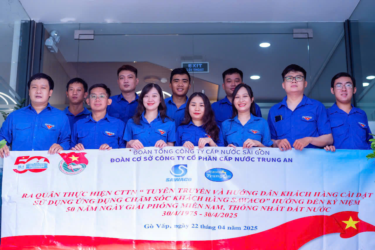 Cấp nước Trung An ra quân hướng dẫn khách hàng cài đặt ứng dụng CSKH SAWACO