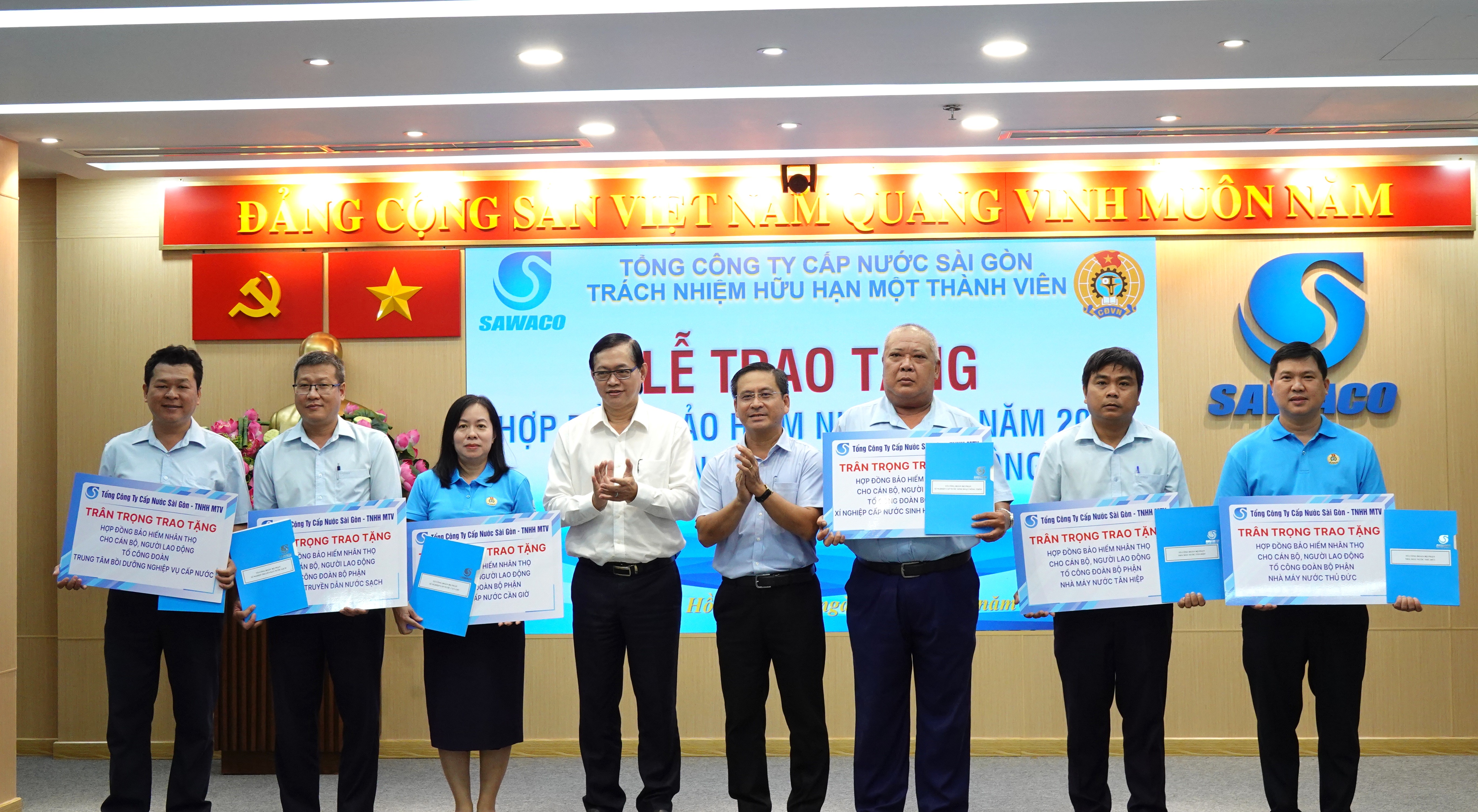 SAWACO trao tặng hợp đồng bảo hiểm nhân thọ năm 2011 cho CBNV, người ...